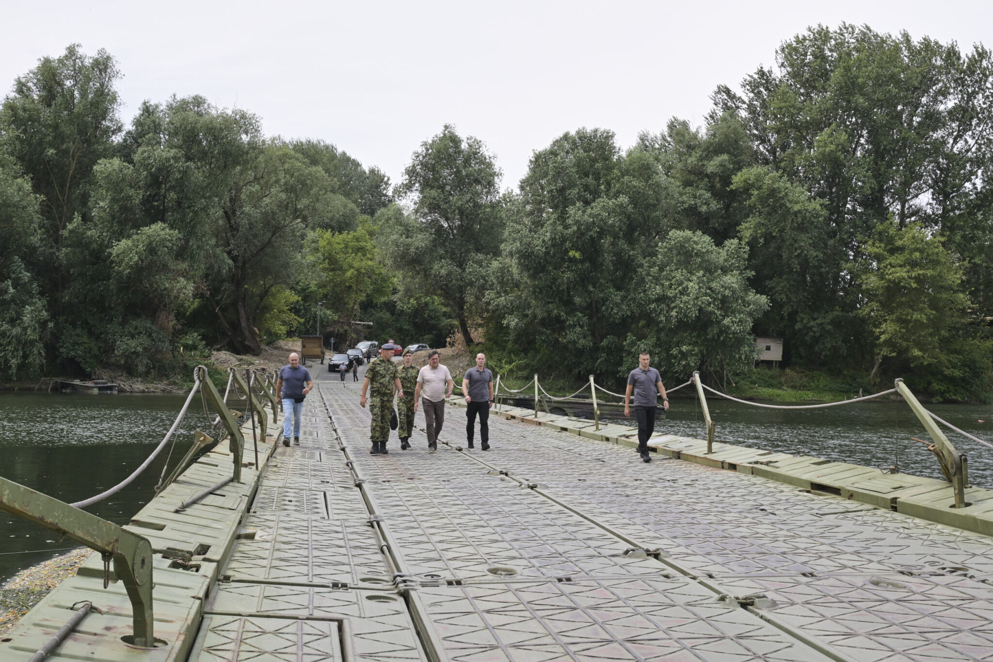 Ministar Gašić obišao posadu pontonskog mosta kod Svilajnca