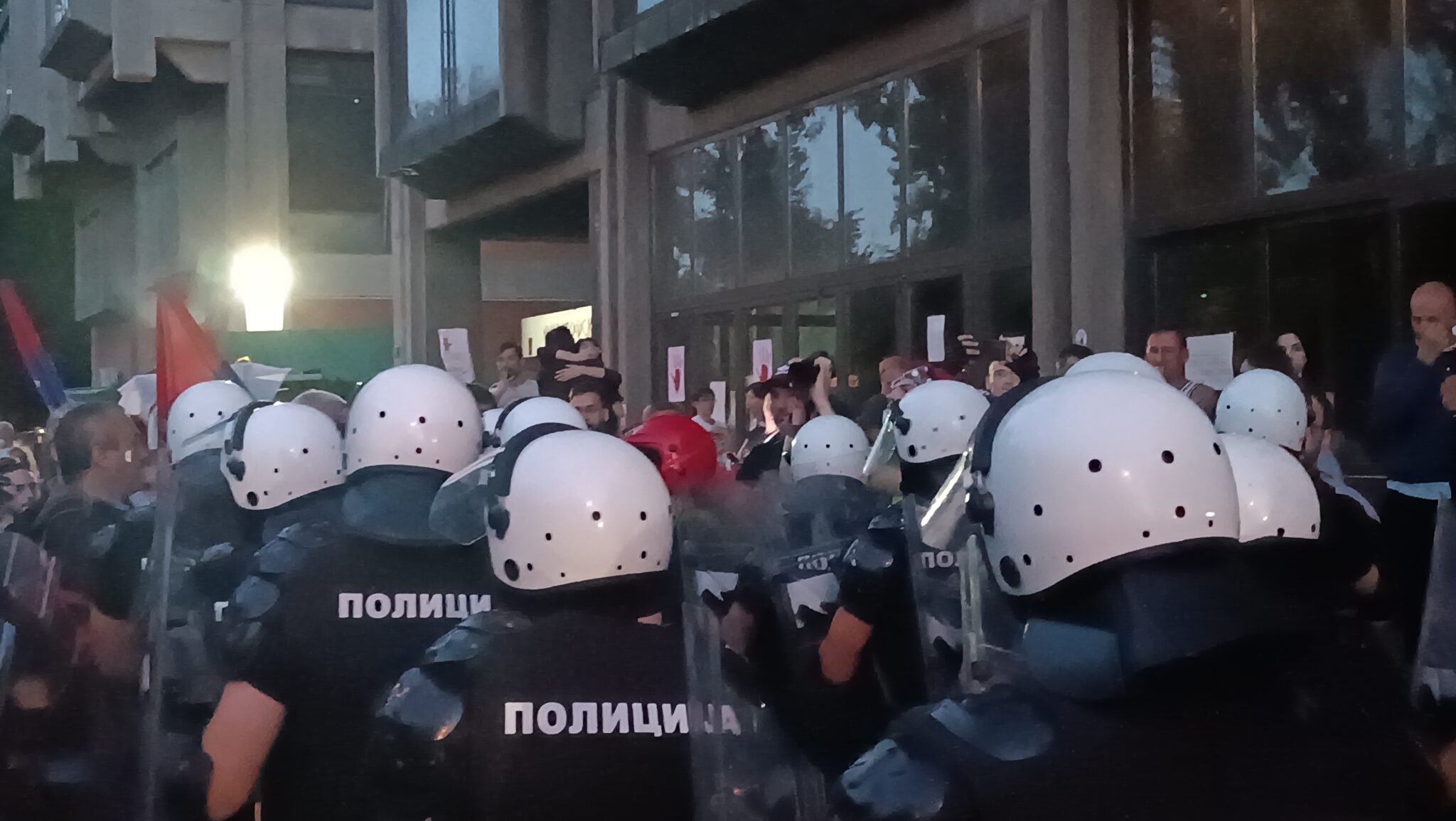 Dačić: Napad na policiju u Novom Sadu, policija ostaje na Filozofskom fakultetu dok dekan to ...